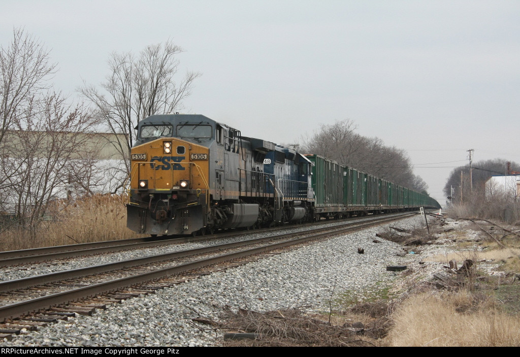 CSX train Q702